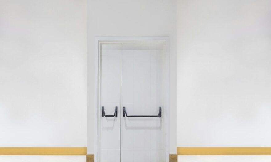 Comment régler la force d'un groom "door closer" d'une porte